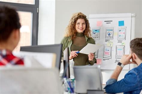 Premium Photo Creative Woman Showing User Interface At Office
