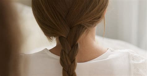 실내 가족 본딩 개인 관리 거실 금발 긴 머리 돌보다 뒷모습 딸 땋기 땋다 머리 머리 디자인 머리 엮다 머리카락 관리 머리카락 질감 모성