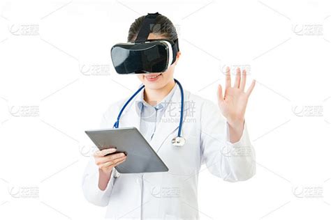 亚洲医生使用数字平板触摸vr头盔屏幕