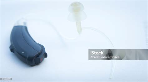 현대 디지털 보청기는 귀 머 거리와 청각 환자의 하드에 대 한 장치 난청에 대한 스톡 사진 및 기타 이미지 난청 청각 장애 건강관리와 의술 Istock