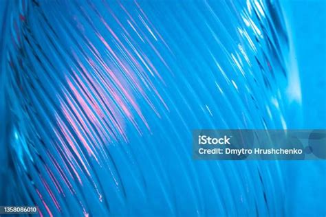 추상 유리 배경 여러 가지 빛으로 조명 물결 모양 유리의 질감 분홍색과 파란색 얼룩 유리 플레어 닫습니다 0명에 대한 스톡 사진 및 기타 이미지 Istock