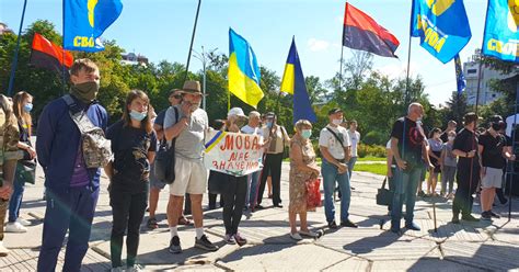 Біля Полтавської ОДА розпочалася дводенна акція проти змін до законів про мову та освіту