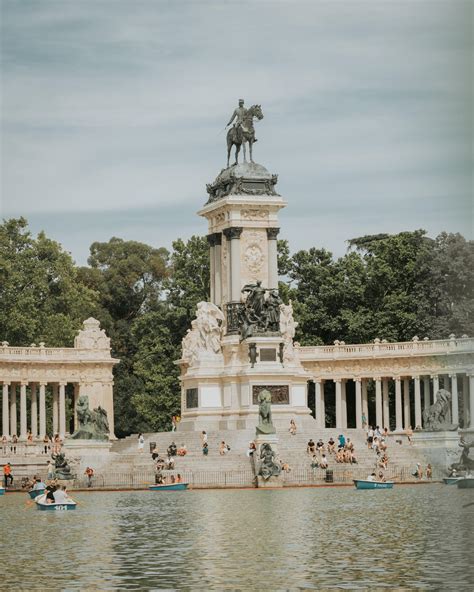 San Lorenzo 가을 가을 색 건축 경치 경치가 좋은 고요한 공공 공원 공원 관광 구름 구름 경치 나무 나뭇가지 나뭇잎 녹지 마드리드