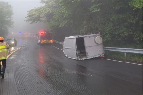 516도로서 빗길에 트레일러 쿵 다친 사람 없어