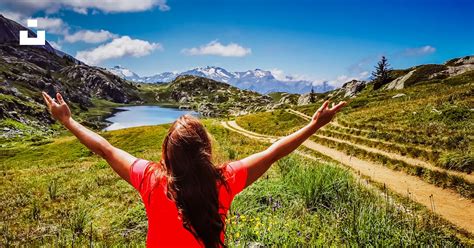 낮 동안 푸른 잔디밭에 서 있는 빨간 티셔츠를 입은 여자 사진 Unsplash의 무료 알프 뒤에즈 이미지