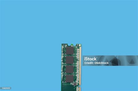 파란색 테이블에 전자 부품 구성 요소와 컴퓨터에 대 한 Ram 메모리의 녹색 스틱 평면도 컴퓨터 수리 개념입니다 텍스트의 공간 복사 Cpu에 대한 스톡 사진 및 기타 이미지