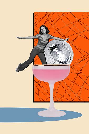 수직 사진 트렌드 예술 콜라주 의 행복 소녀 대 칵테일 글라스 음료 디스코 볼 알코올 분위기 토스트 펍 축하 이벤트 20 24세에 대한 스톡 사진 및 기타 이미지 Istock