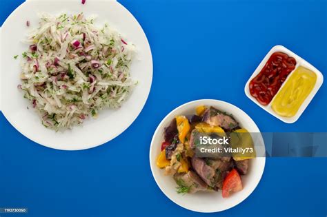 다이콘 샐러드 양파 딜을 색채가 있는 배경에 얹어 드실 수 있습니다 흰 접시에 샐러드 채식 음식 건강한 식사 0명에 대한 스톡 사진 및 기타 이미지 Istock