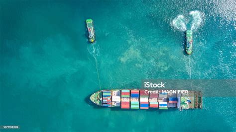 컨테이너 내보내기 및 가져오기 사업과 물류 배 크레인에 의해 항구 화물 배송 전송 국제 물 공중 보기 및 평면도입니다 0명에