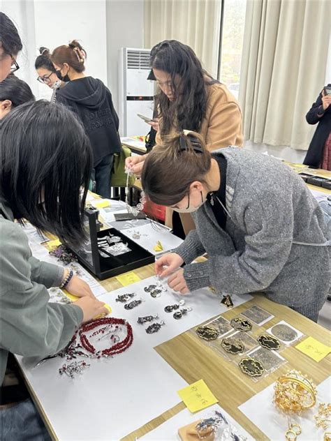 珠宝学院产品设计（珠宝首饰设计）系举行2024届毕业生“凝and新”主题优秀毕业设计作品预选