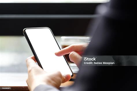 카페 커피숍에서 스마트 폰을 사용 하 여 여자 손을 닫습니다 그래픽 디스플레이 대 한 빈 화면 휴대 전화 스마트폰에 대한 스톡 사진 및 기타 이미지 Istock