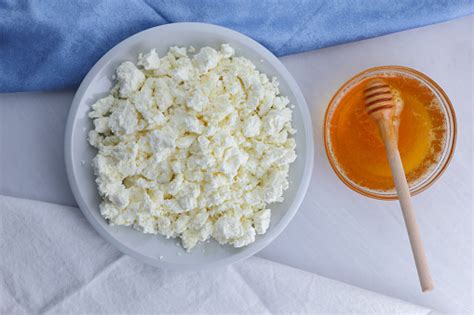 흰색 배경 파란색 냅킨 꿀 건강 한 음식 프랑스 아침 식사 미국 요리 미니 낙농 제품으로 부드러운 치즈에 꿀과 신선한 코 티 지 치즈 염소 우유와 두 부 가정 생활에 대한