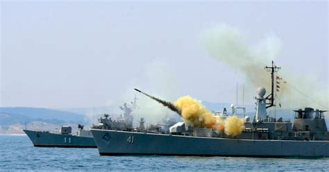 Фрегатата Дръзки и минният ловец Струма участват в учение на НАТО в Черно море