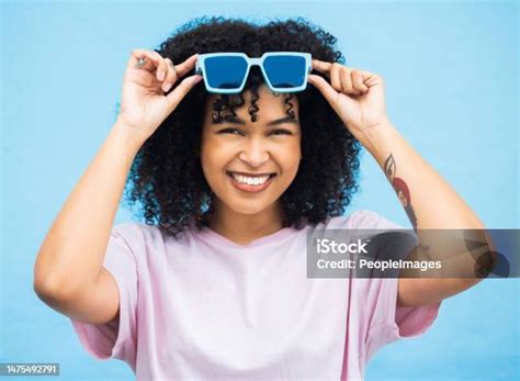 행복 선글라스와 미소 패션 및 아름다움을 위한 흑인 여성의 초상화와 함께 주말 여행 및 여행 휴가를 위한 소녀 모델과 안경의 얼굴로 모험 휴가 및 행복 25 29세에 대한