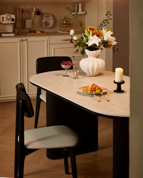 린지홈 가구 And 소파 브랜드 공간을 품격 있게 감각적으로 모노디 라운드 템바보드 세라믹 식탁 어떤 공간에서도 돋보이는 세련된 디자인 트래버틴 패턴이 살아있는 포세린