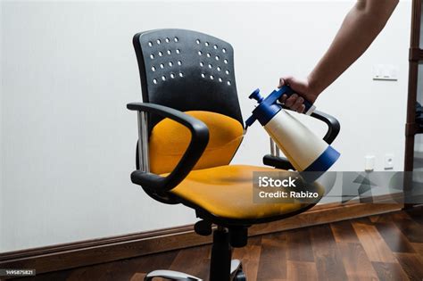 세척 진공 청소기 추출기를 사용하여 드라이 클리닝을 위해 의자에 세제를 뿌립니다 집에서 안락 의자의 얼룩과 먼지를 제거하기위한 드라이 클리닝 과정 전문 청소 서비스 가구에