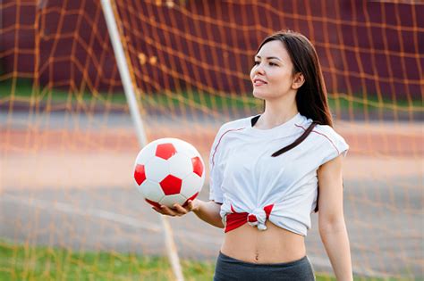 스포츠웨어에서 아름 다운 젊은 체육 여성이 축구 목표의 배경에 경기장에서 훈련입니다 축구 그녀는 행복 하 고 웃는 가냘픈에 대한 스톡 사진 및 기타 이미지 Istock