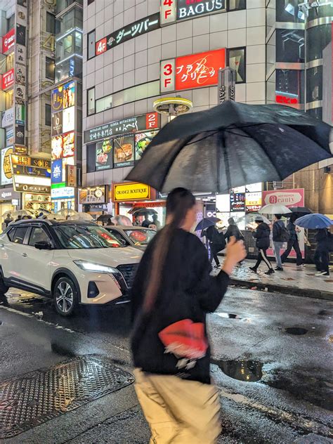거리 거리 사진 거리 표지판 건물 건축 관광 광고 네온 불빛 대도시 도시 도시 비 도시 일본 도시 풍경