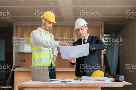 다민족 엔지니어 브레인스토밍 및 비용 추정을 위한 청사진 및 평면도 도면 주택 및 건물의 설계 건축 및 엔지니어링 정보 2명에 대한 스톡 사진 및 기타 이미지 Istock
