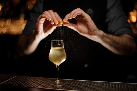 유리에 있는 맛 있는 투명 한 노란색 칵테일에 레몬 껍질을 뿌린 바텐더 각얼음에 대한 스톡 사진 및 기타 이미지 각얼음