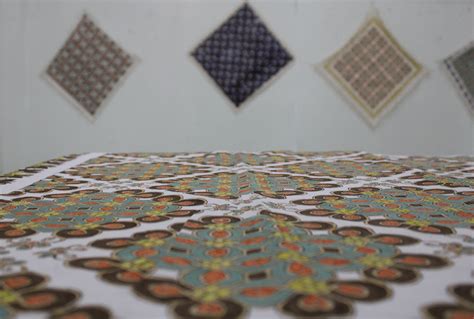 عکس تصاویری از نمایشگاه آثار چاپ دستی روی پارچه در نگارخانه شهید