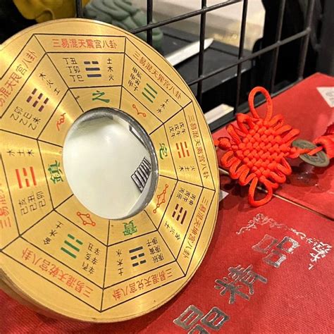 สัญลักษณ์ 8 เหลี่ยม พร้อมกระจกนูนตรงกลาง และพู่ห้อยสีแดง งานทองเหลือง เส้นผ่าศูนย์กลางวงกลม ขนาด