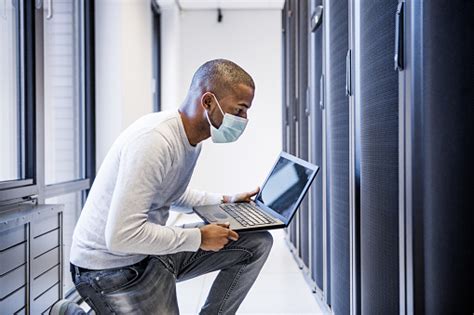 비즈니스 재개장에서 보호얼굴 마스크를 착용한 남성 서버실 기술자 2021년에 대한 스톡 사진 및 기타 이미지 2021년