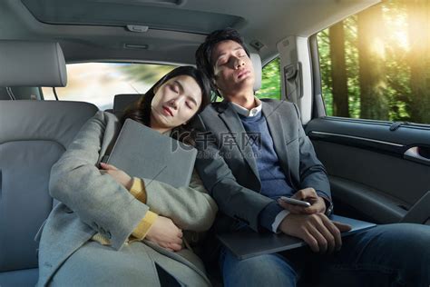 车内睡觉的青年商务人士高清摄影大图 千库网