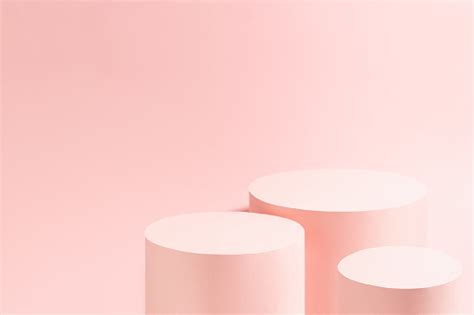 부드러운 광택 벽에 햇빛에 세 가지 라운드 연단의 상단패션 파스텔 핑크 무대 모형 복사 공간 광고 프리젠 테이션 화장품 제품 또는 제품 디자인을위한 템플릿 장면 3가지