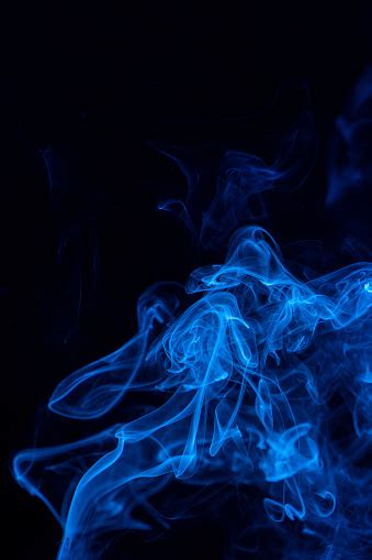 어두운 검은 색 배경에 고립 된 파란색 연기의 개념적 이미지 할로윈 디자인 요소 개념 0명에 대한 스톡 사진 및 기타 이미지 0명 개념 기호 검은색 Istock