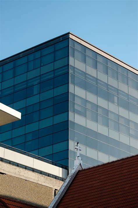 고층 건물 옆에 빨간 지붕이있는 고층 건물 사진 Unsplash의 무료 건물 이미지