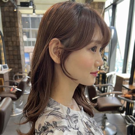 小顔見せ、面長カバーも！リバース巻きでつくるゆるふわセミロング｜最旬ヘアカタログ 美的com