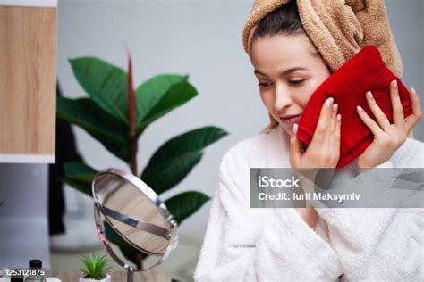 욕실에 귀여운 여자는 테리 수건으로 샤워 후 그녀의 얼굴을 닦아 건조한에 대한 스톡 사진 및 기타 이미지 건조한 샤워시설