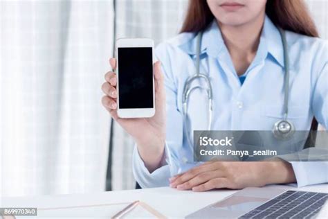 청진 기 의료 기술 네트워크 의사 손 쇼 Bilank 스마트 전화 현대 디지털 외과 의사 간호사 약국 간호사에 대한 스톡 사진 및 기타 이미지 Istock