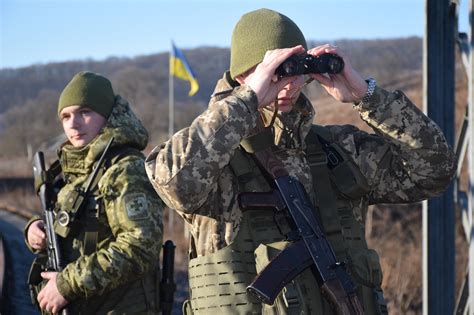 НА ЗАКАРПАТТІ ПРИКОРДОННИЙ НАРЯД ЯКИЙ ПРИХОВАНО НІС СЛУЖБУ ЗАТРИМАВ 6 ПОРУШНИКІВ КОРДОНУ