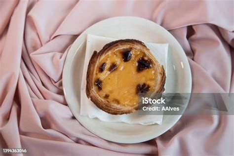 파스텔 데 나타 포르투갈 요리의 전통적인 단맛 작은 바삭 바삭한 퍼프 패스트리 파이와 계란으로 만든 크림 종종 커피를 맛보고 동반합니다 위쪽 보기 0명에 대한 스톡 사진 및