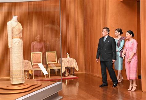 Photo Gallery ในหลวง พระราชินี ทรงเปิดนิทรรศการ “สิริราชพัสตราบรมราชินีนาถ” เฉลิมพระเกียรติพระ