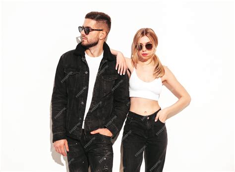 Сексуальная уверенная в себе красивая женщина и ее красивый парень Счастливая веселая семья с