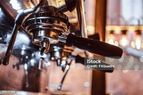 커피숍 의 레스토랑에서 커피 머신에서 포르타 필터를 클로즈업 갈색에 대한 스톡 사진 및 기타 이미지 갈색 강철 고급