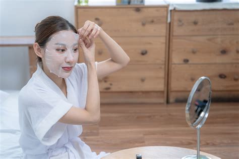 아름다운 젊은 아시아 여성이 집에있는 침실에서 메이크업을하고 얼굴 마스크와 스킨 케어를합니다 25 29세에 대한 스톡 사진 및 기타 이미지 Istock