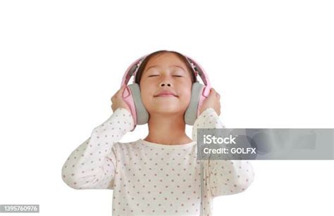 흰색 배경에 고립 된 음악을 듣는 헤드폰으로 즐기는 어린이 소녀 6 7 살에 대한 스톡 사진 및 기타 이미지 6 7 살 귀여운 듣기 Istock