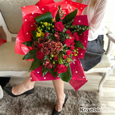 Buket Ruže Mini Ruže I Hrizanteme Sa Dekoracijom