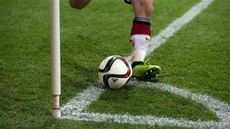 Dfb Team Ecken Trainer Mads Buttgereit Trainiert Standards