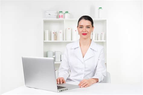 스파 센터에서 직장에서 여자 미용사 의사 젊은 여성 전문 미용사의 초상화 미용 캐비닛 또는 미용실에서 여성 직원 의료 직종 의료 경력 건강관리와 의술에 대한 스톡 사진 및