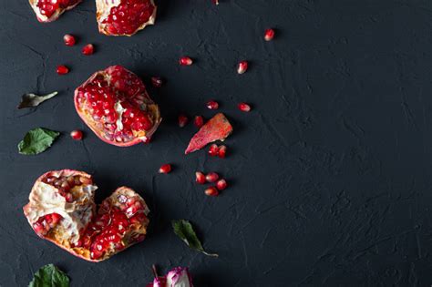 어두운 배경에 신선한 육즙 씨앗과 잘 익은 붉은 석류 천연 비타민 건강한 식품 개념 음식 배경 복사 공간이 있는 플랫 레이 0명에 대한 스톡 사진 및 기타 이미지 Istock