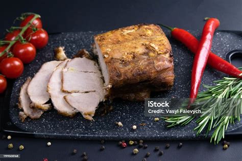 검은 돌 배경에 뜨거운 종이와 소스를 곁들인 돼지고기 스테이크와 로즈마리 구이 0명에 대한 스톡 사진 및 기타 이미지 0명 고기 구이 Istock