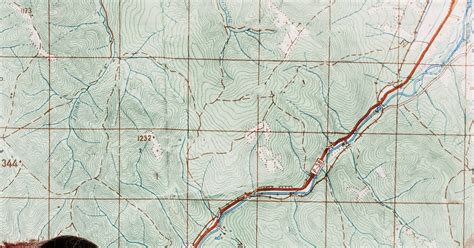 방랑벽과 탐험 개념 지도에 누워 있는 오래된 나침반 상위 뷰 텍스트를 위한 공간 빈티지 톤 이미지 사진