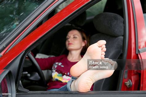 빨간 자동차에 휴식 하는 젊은 여자 드라이버 행복 여행 컨셉 자동차 창에 그녀의 발을 넣어 개념에 대한 스톡 사진 및 기타 이미지 개념 교통수단 꿈같은 Istock