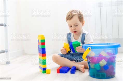 집에 생성자가있는 아이 귀여운 소년이 유색 생성자를 연주하거나 수집합니다 18 23 개월에 대한 스톡 사진 및 기타 이미지 18 23 개월 건축하기 귀여운 Istock