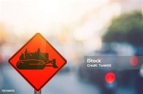 다채로운 보케 빛 추상적 인 배경흐림 교통 도로에 건설 트랙터 경고 표지판 교통 및 여행 개념의 공간을 복사합니다 복고풍 톤 필터 색상 스타일입니다 개발에 대한 스톡 사진
